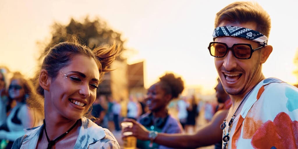 Tips para organizar una fiesta erótica épica con amigos - Condones Trojan™